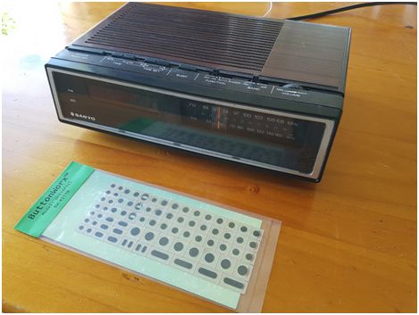 Vintage Sanyo RM-5100 radio alarm clock